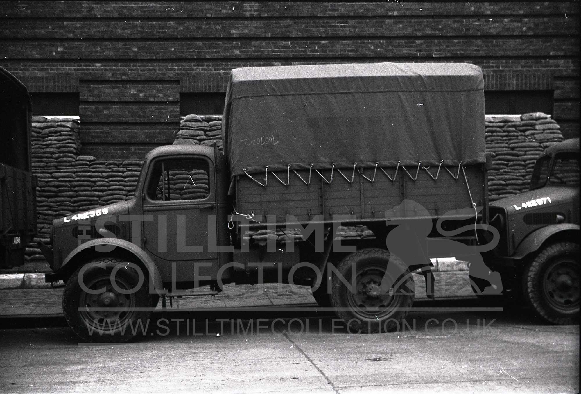 tpt transport truck lorry wagon bedford factory ww2 world war soldier ...